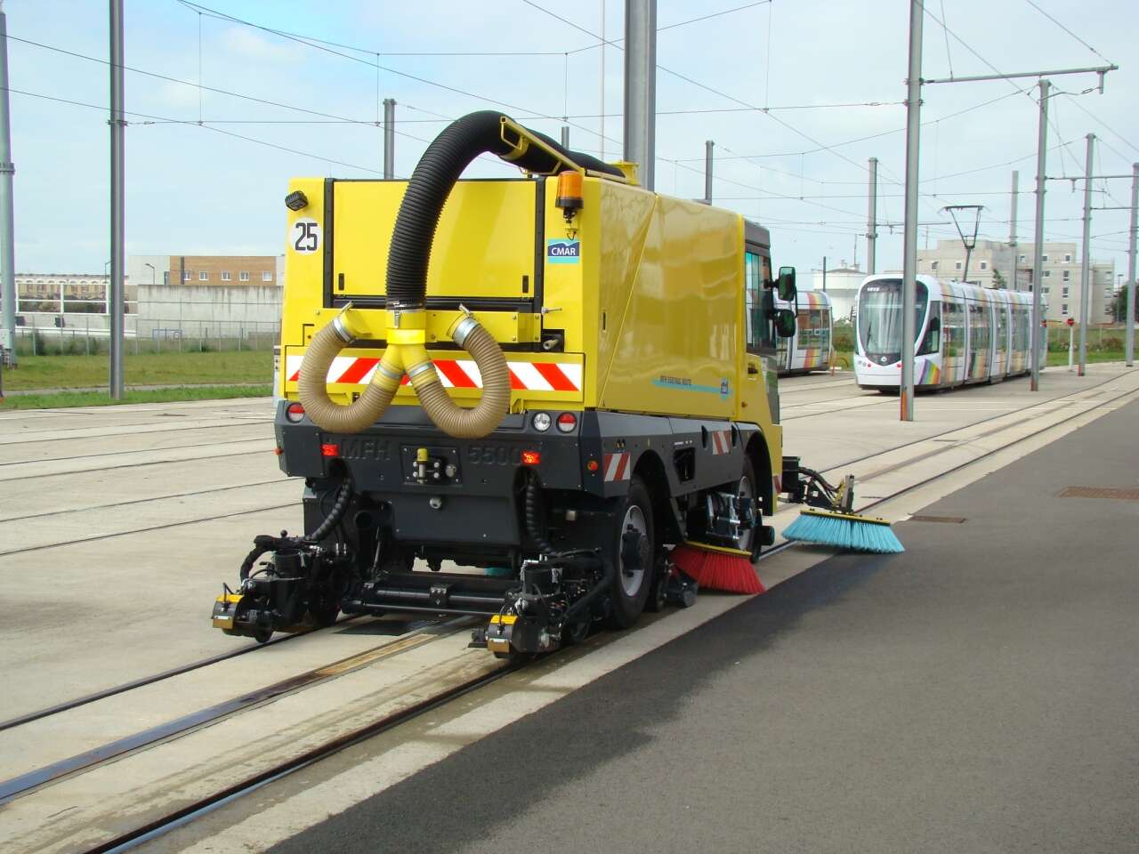 CMAR 600 RR road-rail sweeper